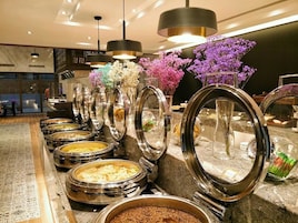 Café da manhã com pratos da culinária local grátis todos os dias