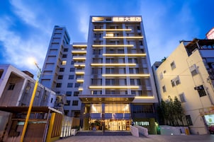 Fachada da propriedade à noite