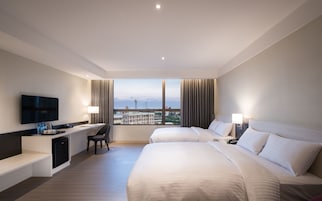 Quarto quádruplo família, 2 camas de casal, banheira | Escrivaninha, espaço de trabalho para notebook, cortinas blackout