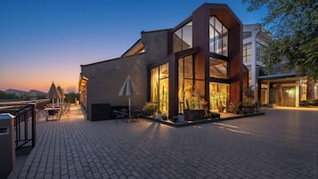 Uma cafeteira/bule, uma chaleira elétrica