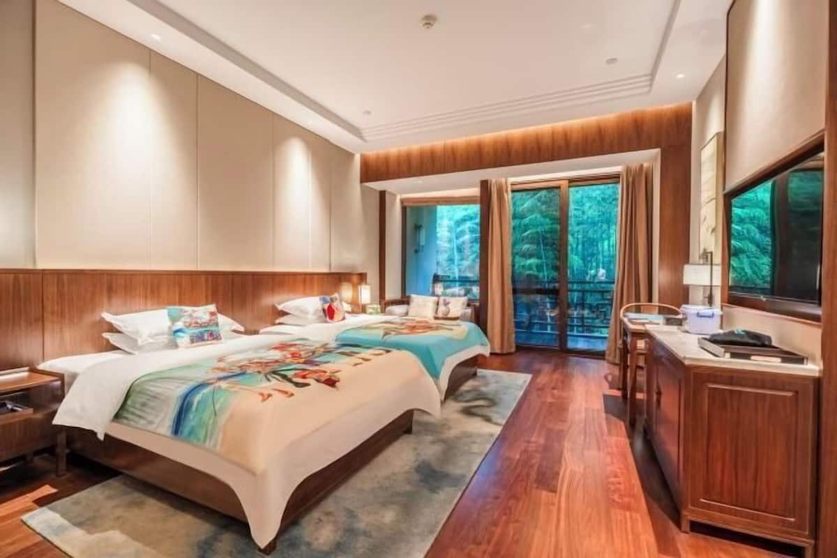 Minibar, cofre no quarto, secretária, cortinas/cortinados opacos