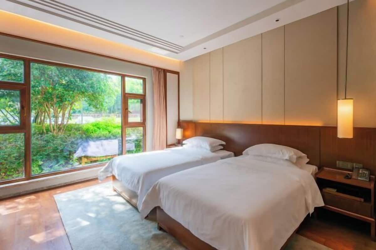 Minibar, cofre no quarto, secretária, cortinas/cortinados opacos