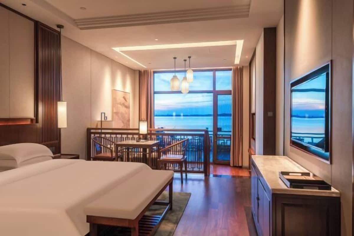 Minibar, cofre no quarto, secretária, cortinas/cortinados opacos