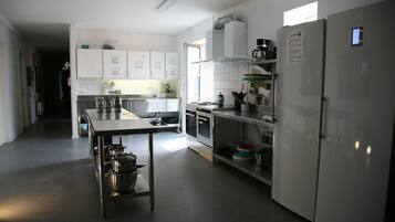 Uma cozinha moderna com eletrodomésticos de aço inoxidável, uma ilha central e bastante espaço para bancada.