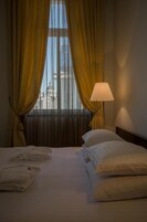 1 quarto, frigobar, cofres nos quartos, escrivaninha