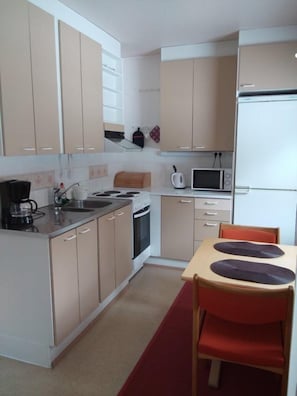Apartamento básico, 1 quarto, sauna seca (# D8) | Cozinha privada | Geladeira, micro-ondas, cooktop, cafeteira/chaleira