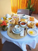 Café da manhã com buffet grátis todos os dias