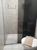 Quarto casal standard | Banheiro | Chuveiro, produtos de toalete grátis