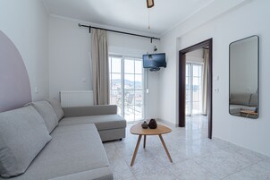 Superior Apartment, Sea View | Sala de estar | Televisor de ecrã plano de 28 polegadas com canais via satélite 