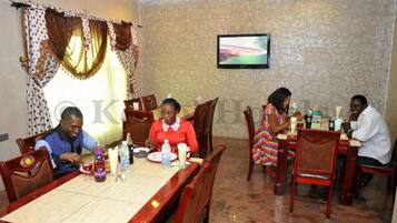 Café da manhã (USD 10 por pessoa)