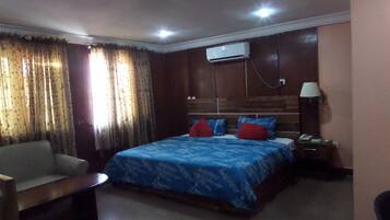 Suíte | Escrivaninha, Wi-Fi de cortesia, roupa de cama