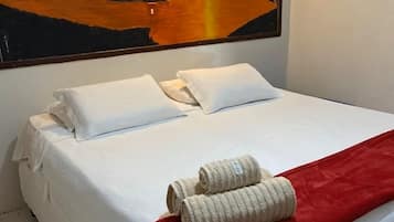 Quarto Triplo Standard, no rés do chão | Minibar, roupa de cama fornecida