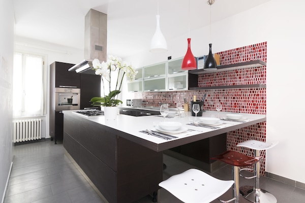 Apartamento, 3 quartos | Cozinha privada | Um frigorífico, um micro-ondas, um forno, uma placa de cozinha