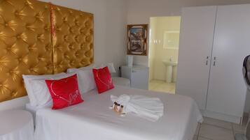 Quarto Duplo Standard, 1 quarto, frigorífico, vista para o jardim | 1 quarto, secretária, ferro/tábua de engomar, Wi-fi grátis