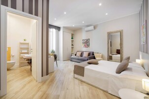 Quarto Quádruplo Deluxe, 1 cama queen-size e sofá-cama, na torre | Lençóis italianos Frette, roupa de alta qualidade, edredões de penas 