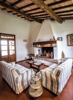 Apartamento Superior, 3 quartos, pátio, vista para o jardim | Sala de estar | Lareira, ténis de mesa 