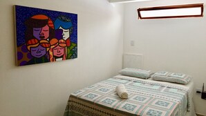 Apartamento, 3 quartos | Secretária, cortinas/cortinados opacos, ferro/tábua de engomar 