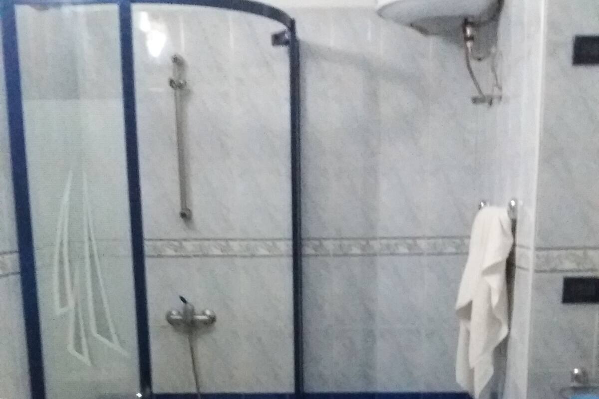 Quarto Twin Básico, 1 quarto, vista para o jardim | Casa de banho | Um polibã e uma banheira separados, um chuveiro fixo