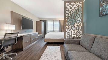 Suite, 1 cama king-size, acessível, não fumadores (Walk-in Shower;with Sofabed) | Camas de colchão pillowtop, cofre no quarto, secretária