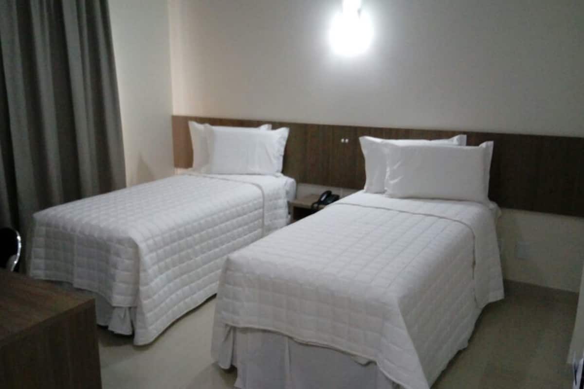 Quarto Twin Deluxe, 1 quarto | Minibar, secretária, cortinas/cortinados opacos, quartos insonorizados