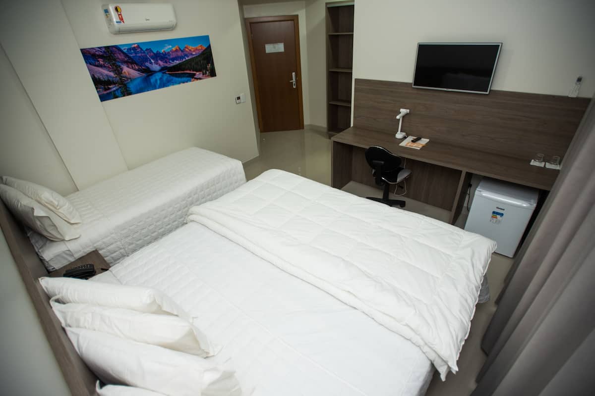 Quarto Triplo Deluxe | Minibar, secretária, cortinas/cortinados opacos, quartos insonorizados