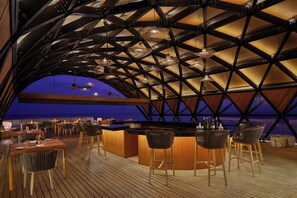 3 restaurantes: servem pequenos-almoços, almoços e jantares