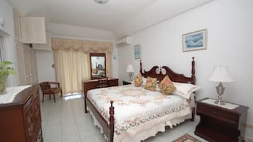 1 quarto, cofre no quarto, secretária, ferro/tábua de engomar