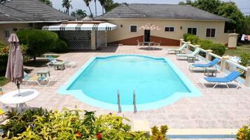 Piscina exterior, guarda-sóis, espreguiçadeiras