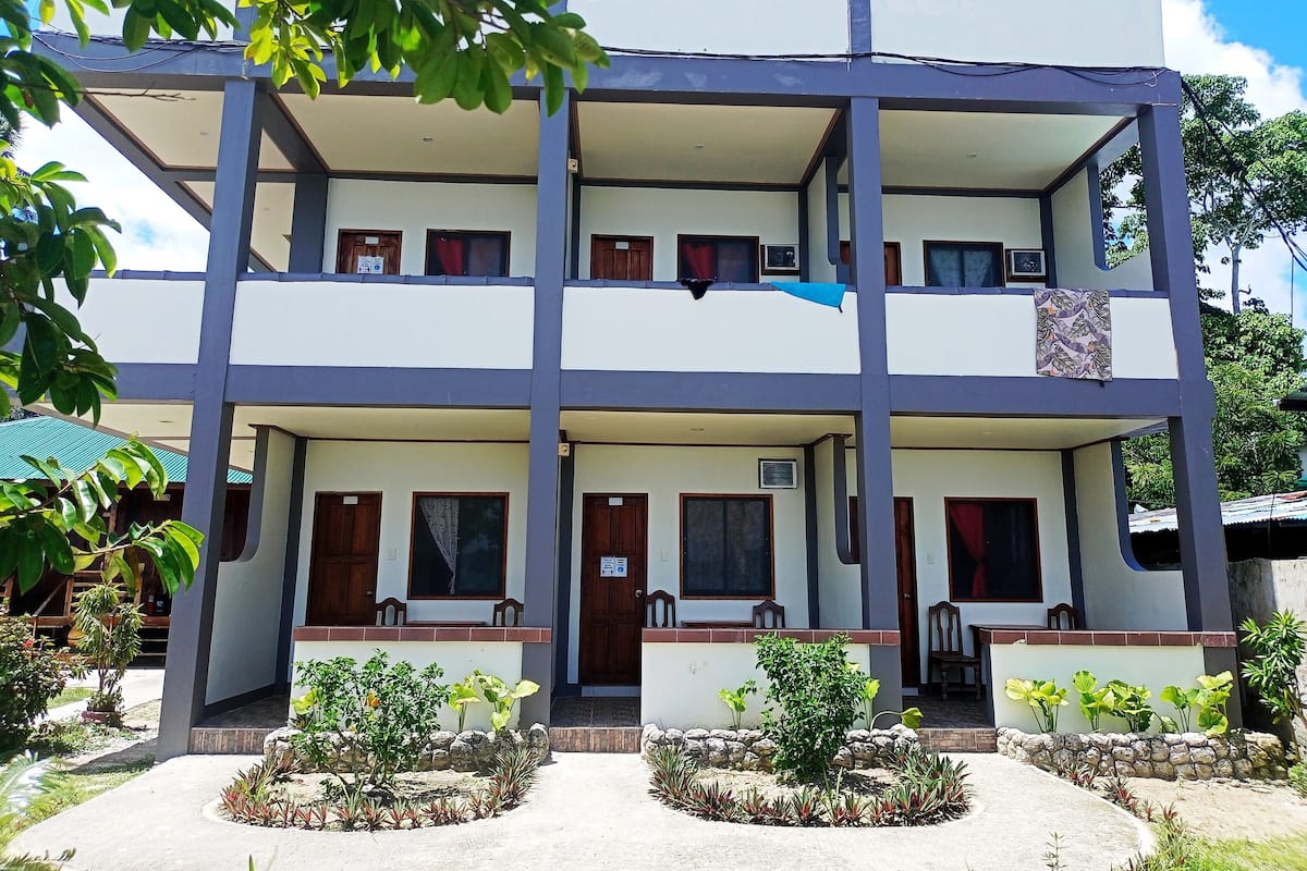 Double Aircon Room with Sea View | Quartos à prova de som, roupa de cama