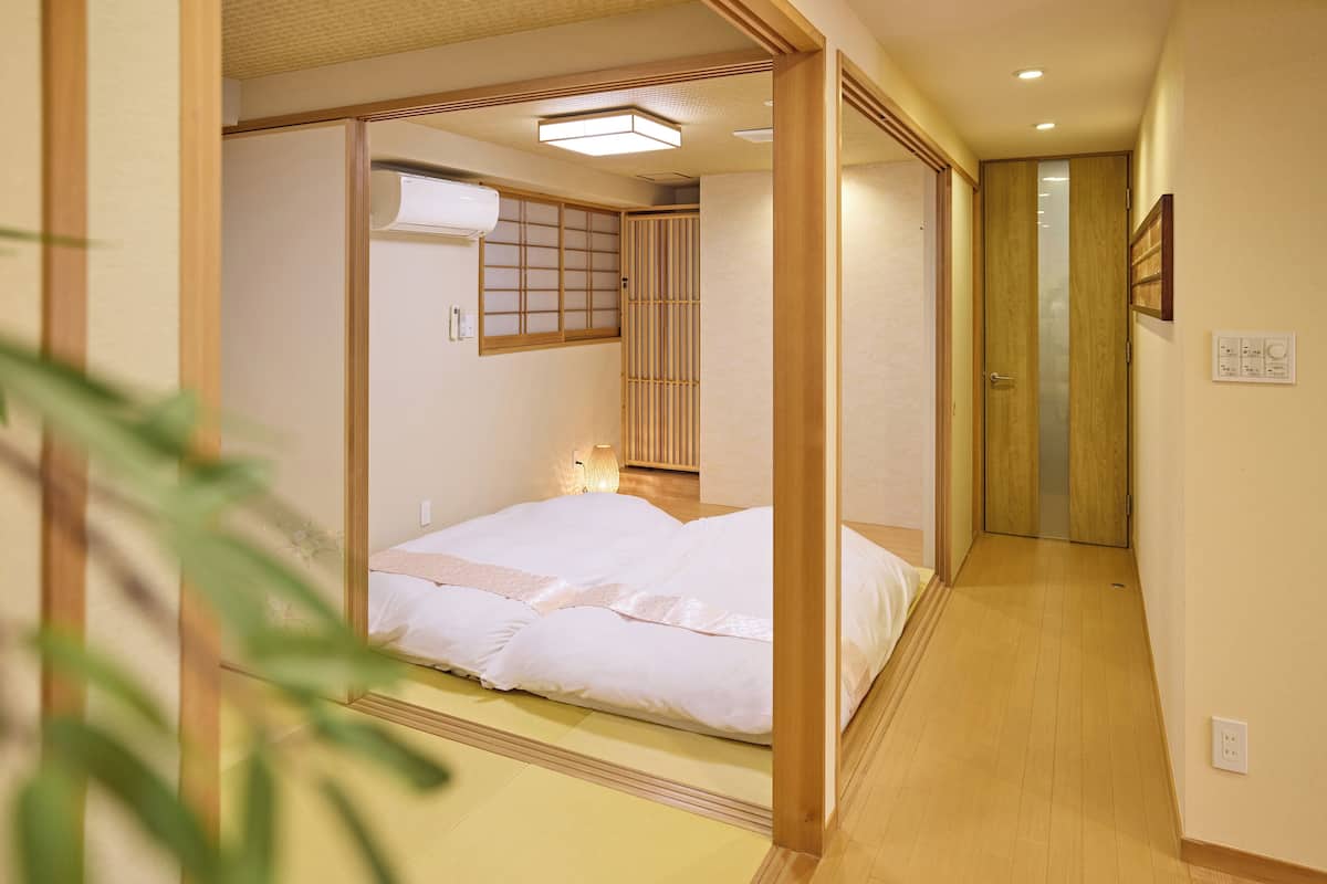 Suíte em estilo japonês, 2 quartos, para não fumantes, cozinha | Edredons de pluma, ferros/tábuas de passar roupa, Wi-Fi de cortesia