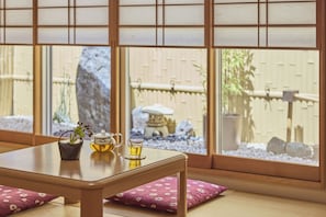 Apartamento em estilo japonês, 3 quartos, cozinha, vista para o jardim | Comodidade do quarto