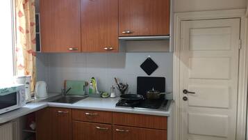 Apartamento, 2 quartos | Cozinha privada | Uma placa de cozinha, uma cafeteira/bule, uma chaleira elétrica