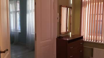 Apartamento, 2 quartos | Sala de estar | TV de ecrã plano, lareira