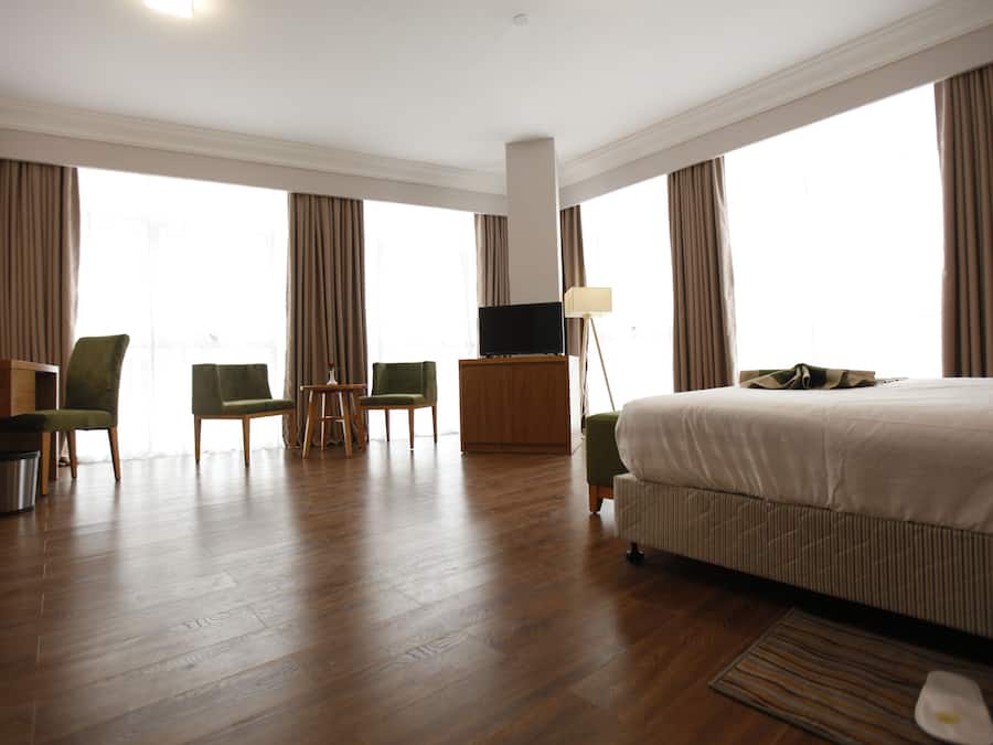 Quarto casal luxo, 1 cama King | Roupas de cama premium, cofres nos quartos, individualmente decorados