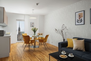 Apartamento Premium, 1 quarto | Sala de estar | TV de ecrã plano 