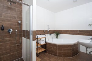 Apartamento Superior, 2 quartos, Vista para a cidade | Casa de banho | Um polibã, artigos de higiene pessoal grátis, um secador de cabelo 