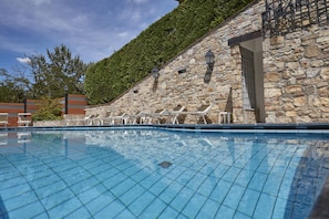 Piscina exterior sazonal, espreguiçadeiras 