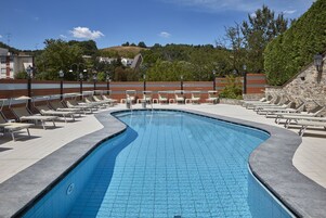 Piscina exterior sazonal, espreguiçadeiras 