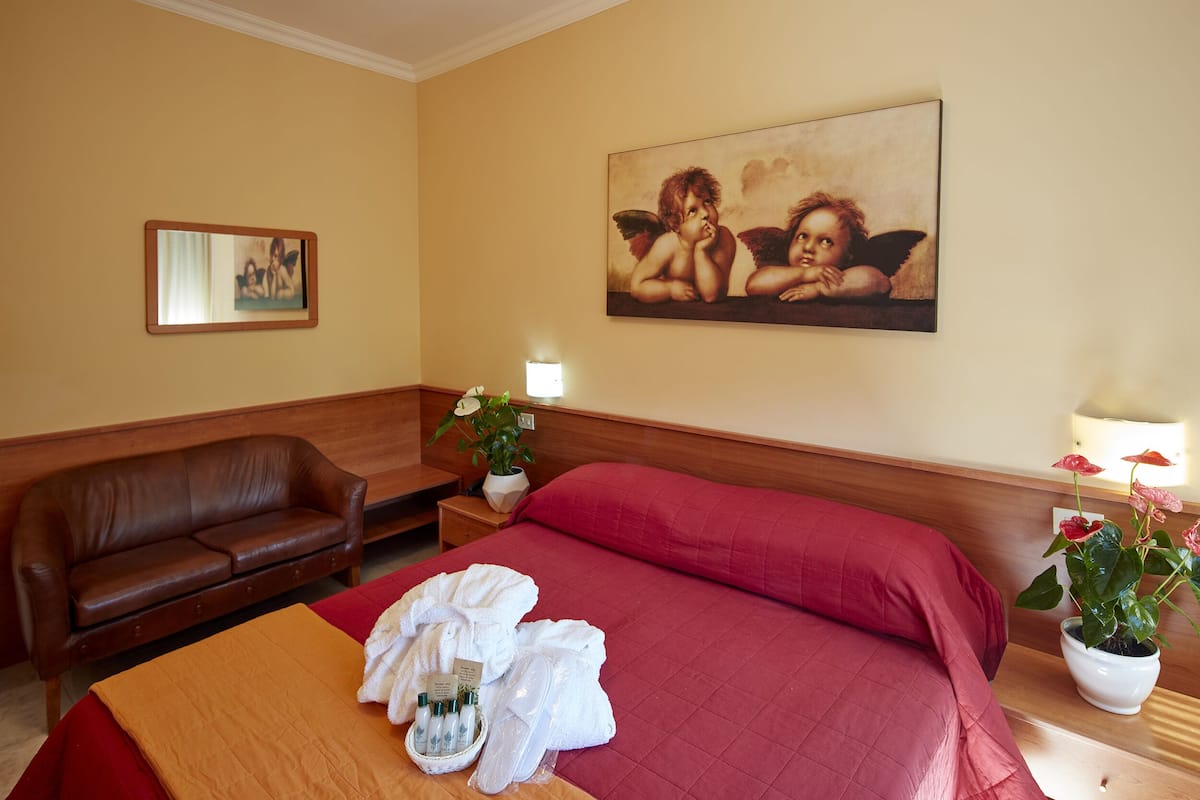 Minibar, cofre no quarto, secretária, Wi-fi grátis