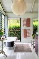 Cabana de Madeira Romântica, 1 quarto, banheira, vista para o jardim | Casa de banho | Um polibã e uma banheira separados, uma banheira de imersão total