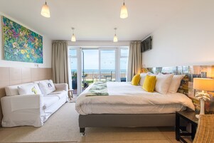 Quarto casal panorâmico, terraço, vista para o mar | Quartos à prova de som, ferros/tábuas de passar roupa, Wi-Fi de cortesia