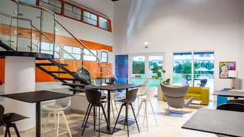 2 bares/lounges, bar ao lado da piscina