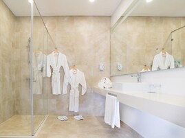 Suite with Private Jacuzzi | Banheiro | Chuveiro, produtos de toalete grátis, secador de cabelo 
