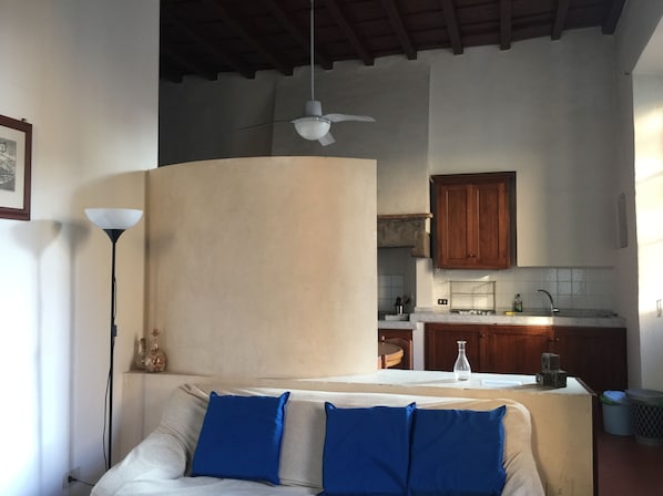 Apartamento básico, 2 quartos | Sala de estar | TV de tela plana