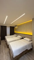 Quarto Clássico, 3 camas individuais, não fumadores, Vista para a cidade | Minibar, cofre no quarto, quartos insonorizados, Wi-fi grátis