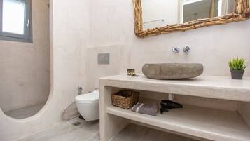 Apartamento Deluxe (for 4) | Casa de banho | Um polibã, um bidé, toalhas fornecidas