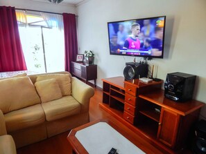 Casa Familiar, 3 quartos | Sala | TV plasma, lareira 