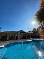 Piscina exterior, espreguiçadeiras