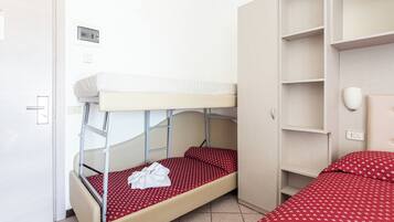 Quarto quádruplo | Cofres nos quartos, escrivaninha, quartos à prova de som