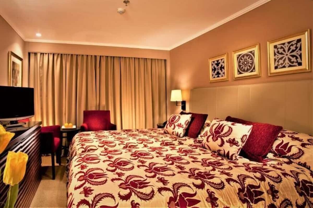 Minibar, com mobília individualizada, roupa de cama fornecida
